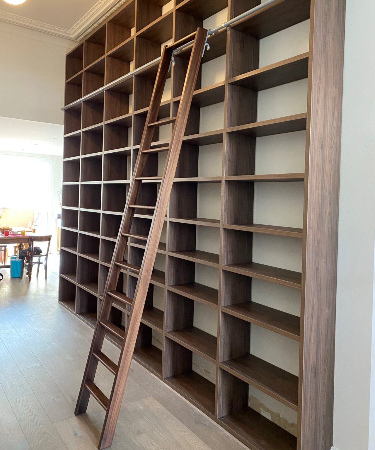 Grote boekenkast met ladder - CSI Interieur